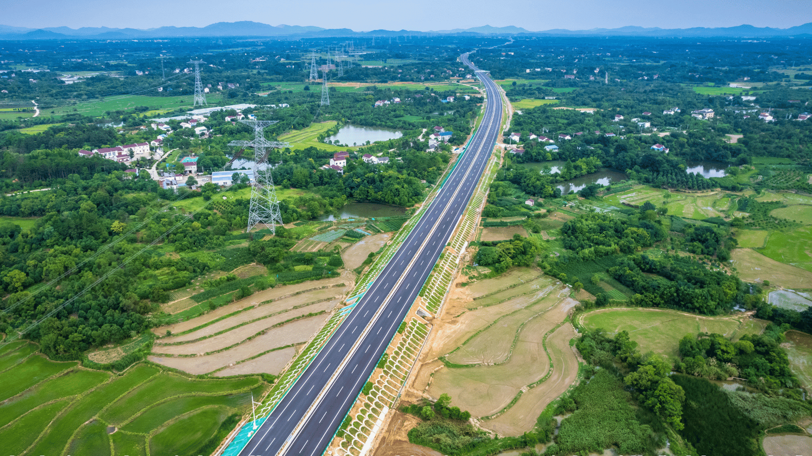 The Dezhou-Shangrao National Expressway from Hefei to Zongyang section ...
